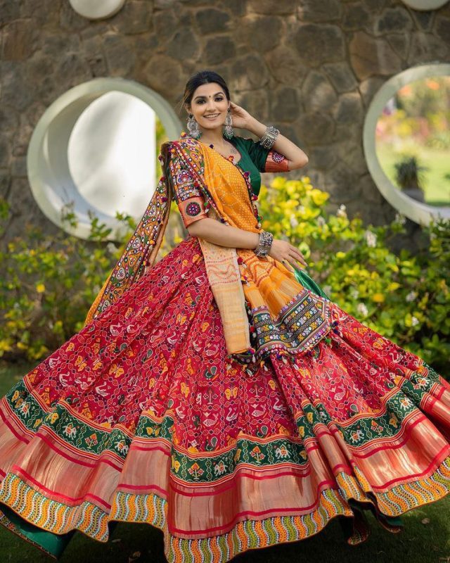 Traditional Dandiya Dresses Which are Totally in Now! - Event, Party ...