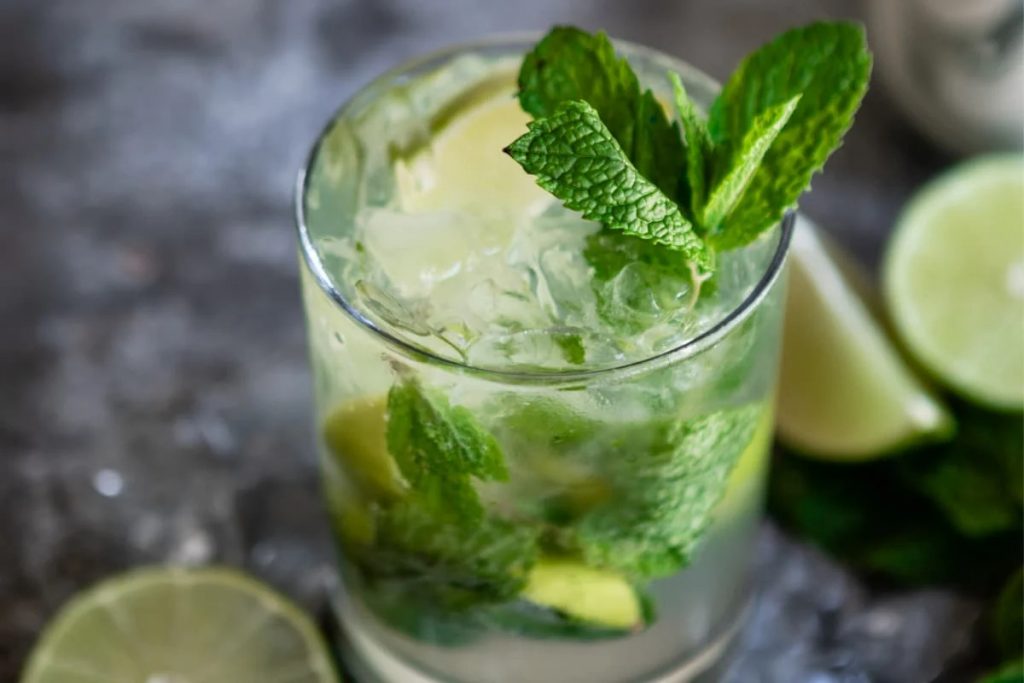 Top 10 Best Poolside Drinks to Boost Your Pool Party - Event, Party ...